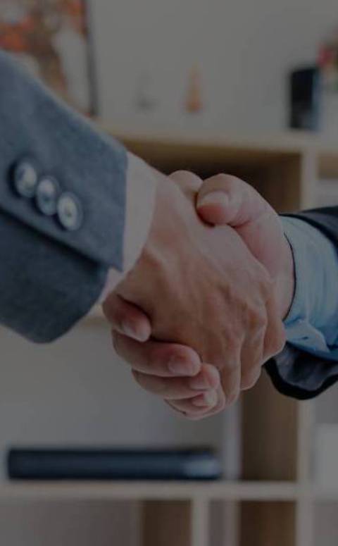 businessman-handshake-at-the-meeting-and-congratul-banner-mobile - Quartz
